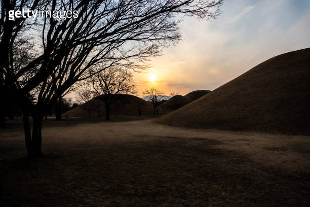 Sunset at Daereungwon Tomb Complex in Gyeongju, South Korea 이미지 ...