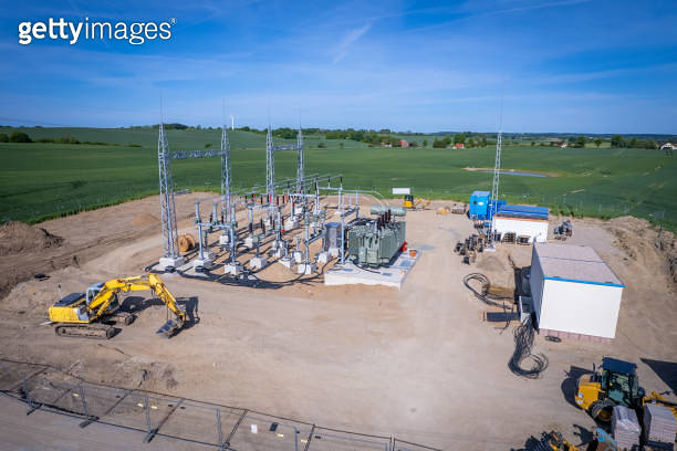 a new power substation is built on a field 이미지 (1494380484) - 게티이미지뱅크