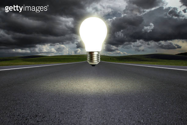 Light bulb on road 이미지 (1441687708) - 게티이미지뱅크