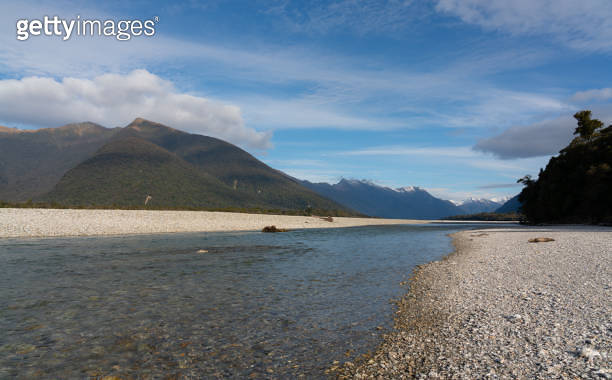 The Arawata River On New Zealand’s South Island (1684374487) - 게티이미지뱅크