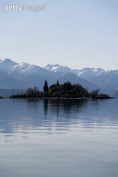 Ruby Island On Lake Wanaka, New Zealand 이미지 (1798363653) - 게티이미지뱅크