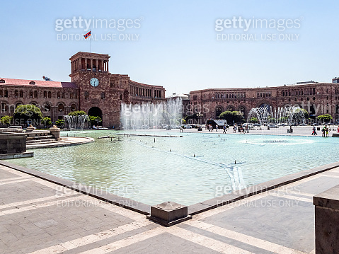 fountains and pool on Republic Square in Yerevan (1663037113) - 게티이미지뱅크