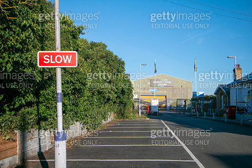 Slow Down Sign at Farningham Road Station in Kent, England 이미지 ...