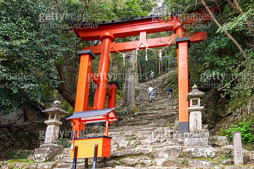 Shinto shrine giving entrance to uphill footpath of 500 steep steps 이미지 ...