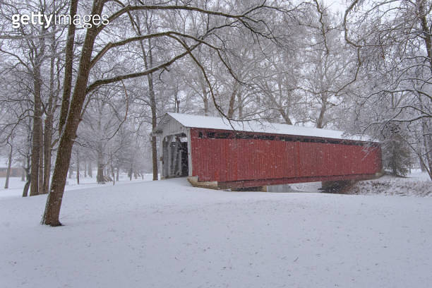 Red Covered Bridge in a snow storm- Howard County, Indiana 이미지 ...