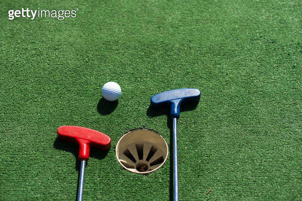 Close-up of miniature golf hole with bat and ball (1776493351) - 게티이미지뱅크