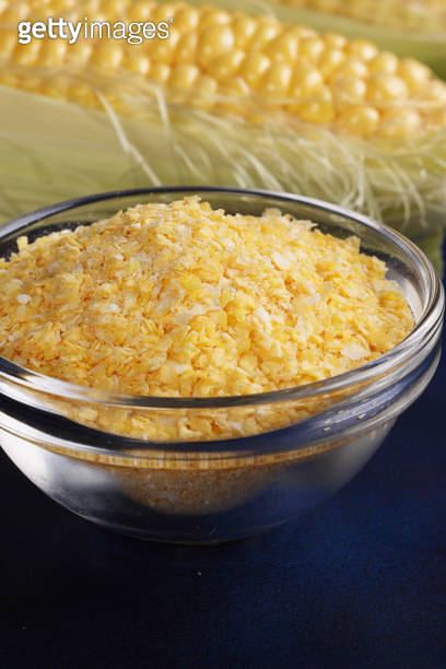 Corn on the Cob with ears and flakes (1612032580) - 게티이미지뱅크