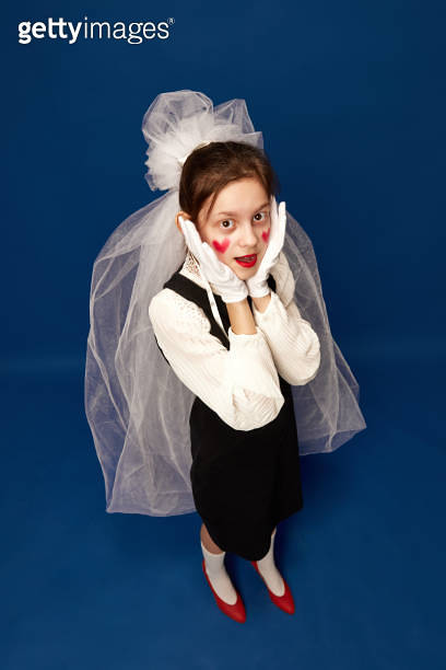Portrait of child as dress-up bride 이미지 (1485694920) - 게티이미지뱅크