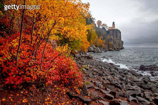 Split Rock Lighthouse in Fall Leaves 이미지 (1462310959) - 게티이미지뱅크