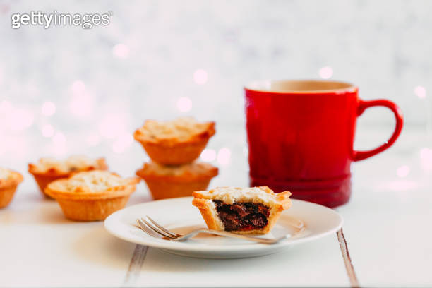 Display of fresh mince pies on the table 이미지 (1795092857) - 게티이미지뱅크
