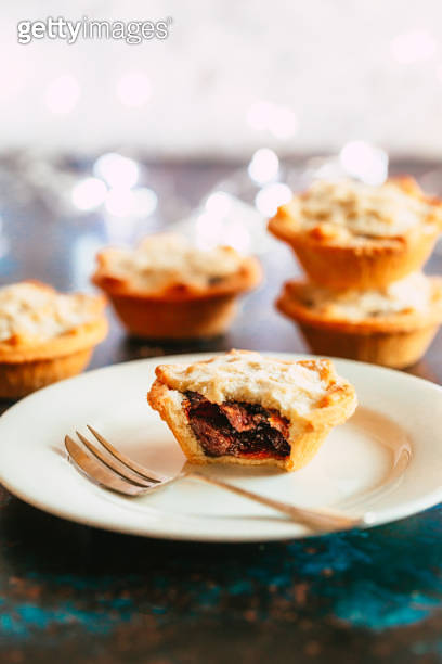 Display of fresh mince pies on the table 이미지 (1795093252) - 게티이미지뱅크