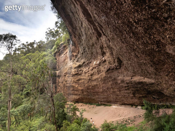 Overhanging rock and waterfall 이미지 (1833569596) - 게티이미지뱅크