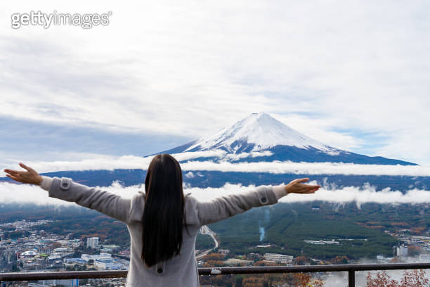Asian woman travel lake Kawaguchi and mt Fuji in autumn. 이미지 ...