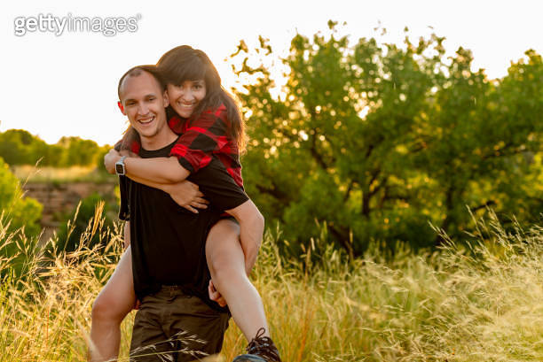 Young couple on hiking trail riding piggyback 이미지 (1563468201) - 게티이미지뱅크