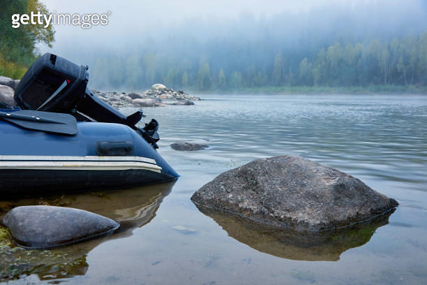 Cold summer morning in a forest with a mountain lake (1494879325) - 게티이미지뱅크