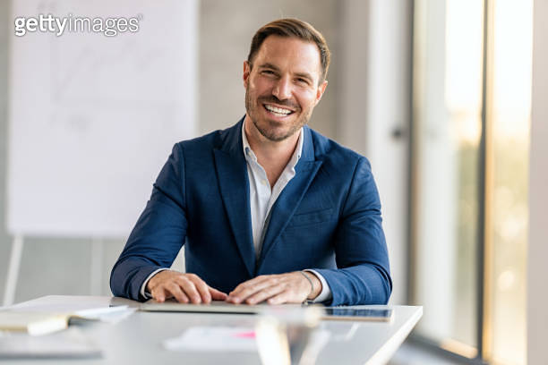 Portrait Of Successful Male Business Manager And Financial Advisor 이미지 ...