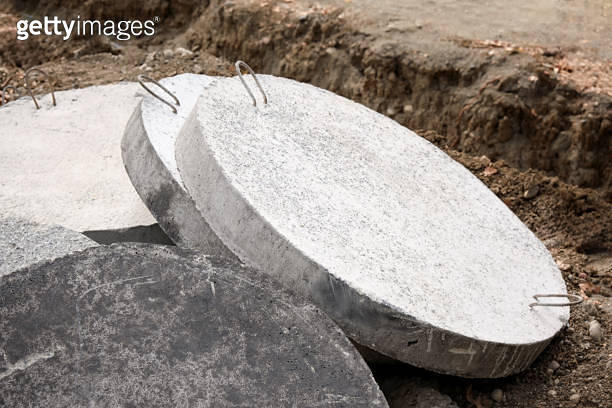 Round concrete blocks for sewerage installation. (1727231909) - 게티이미지뱅크