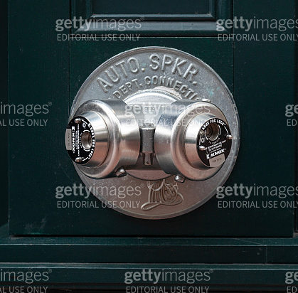 Knox FDC locks over Fire department connections: Vancouver, Canada 이미지 ...