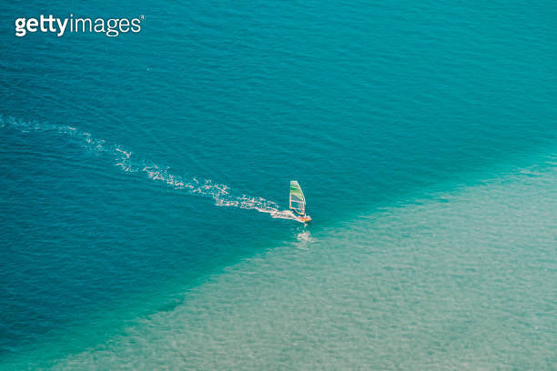 unrecognizable windsurfer from high angle 이미지 (1855089161) - 게티이미지뱅크