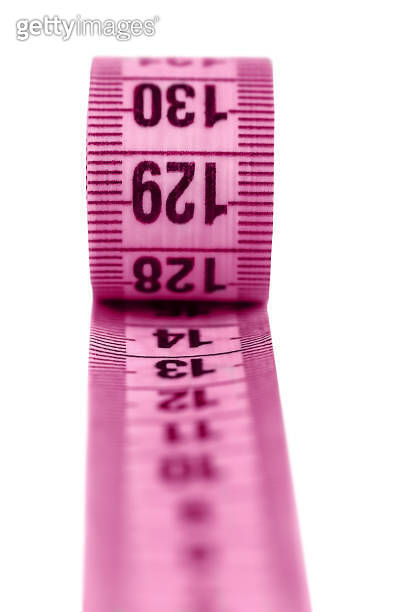 pink measuring tape, rolled up. front view 이미지 (1522032525) - 게티이미지뱅크