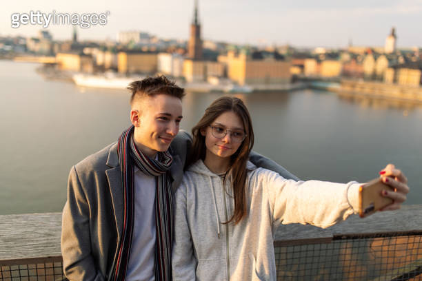 Teenage boy and girl ingoing the view and making selfie 이미지 (1487353363 ...