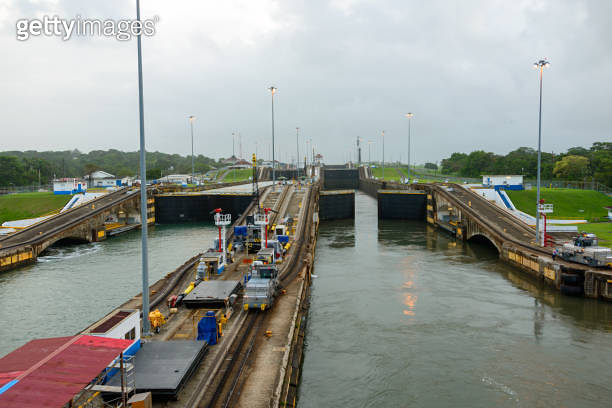 Massive gates at the Gatun locks on the Panama canal (1672471987) - 게티이미지뱅크