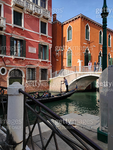 Tourists floating in a gondola in Venice with canal and old buildings 이미지 (1759862180) - 게티이미지뱅크