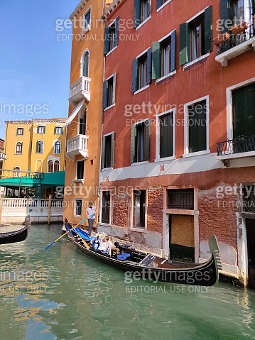Tourists floating in a gondola in Venice with canal and old buildings 이미지 (1759737845) - 게티이미지뱅크