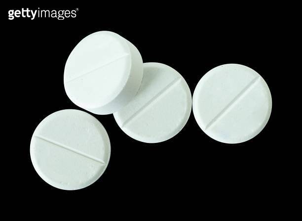 bunch of round white pills isolated 이미지 (1775596372) - 게티이미지뱅크