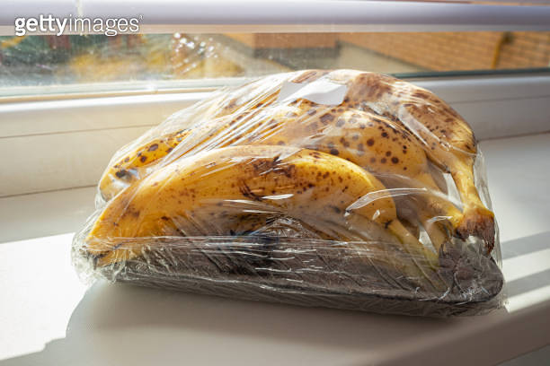 Rotten, overripe bananas in transparent packaging. (1499656404) - 게티이미지뱅크