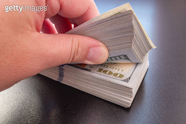 Hand flipping through a stack of US dollars bills. 이미지 (1764639235 ...