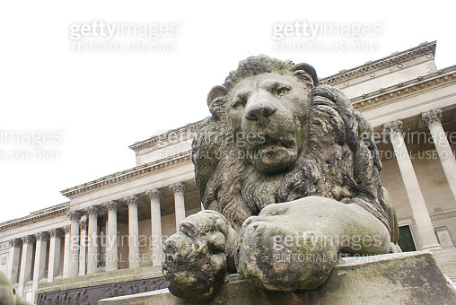 Lion outside St George's Hall, Liverpool 이미지 (1733006979) - 게티이미지뱅크