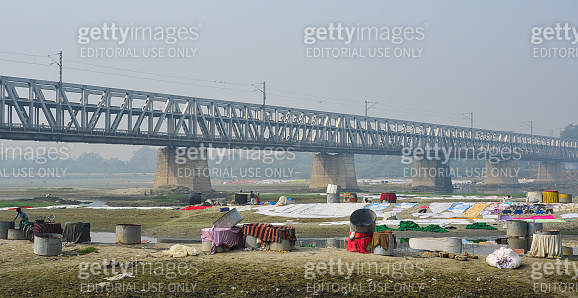 Steel bridge with Yamuna River in Agra, India (1496667611) - 게티이미지뱅크