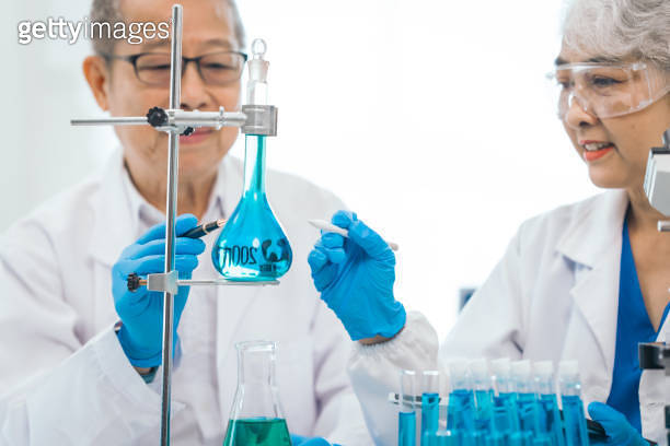Senior scientists analyzing pharmaceuticals, asian people, senior man ...
