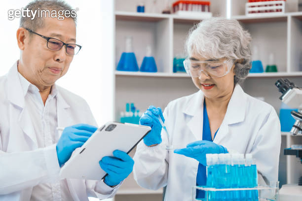 Senior scientists analyzing pharmaceuticals, asian people, senior man ...