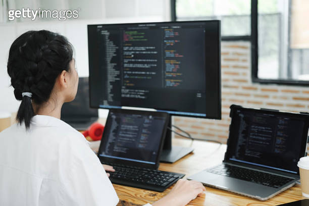 IT Programmer Starts Working on Desktop Computer. (1665063975) - 게티이미지뱅크