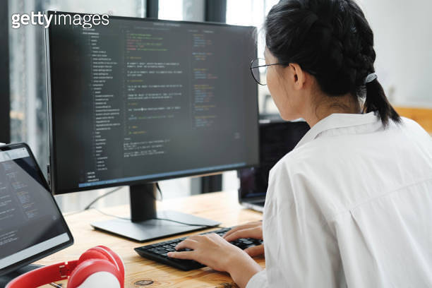 IT Programmer Starts Working on Desktop Computer. (1805407705) - 게티이미지뱅크