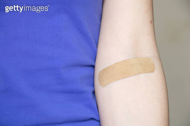 a plaster on the arm after taking blood from a vein (1499133333) - 게티이미지뱅크