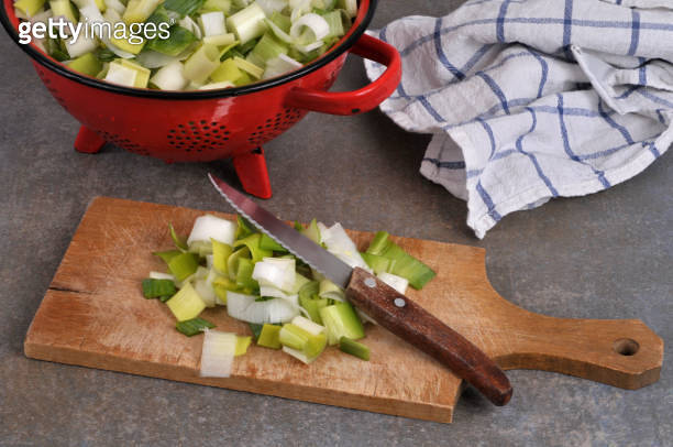 Cut leeks on cutting board 이미지 (1746529925) - 게티이미지뱅크 Cut leeks on cutting board 이미지 (1746529925) - 게티이미지뱅크
