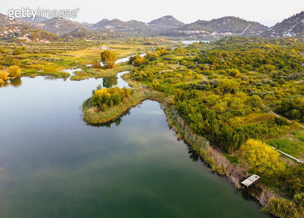 Lake from above at sunrise 이미지 (1702216222) - 게티이미지뱅크