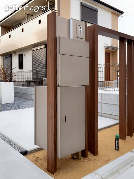 Mailbox with delivery box in detached house 이미지 (1841400179) - 게티이미지뱅크