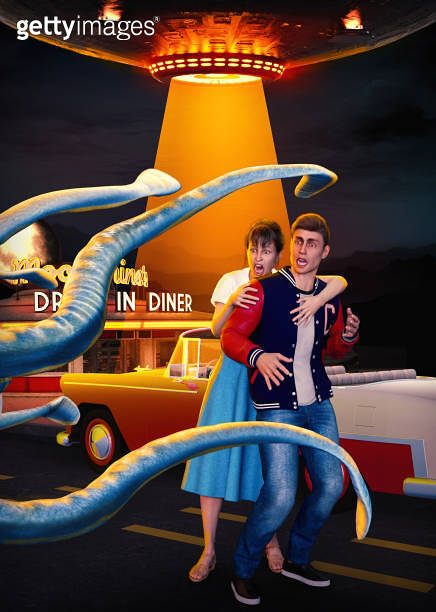 Young couple attacked by an alien UFO 이미지 (1706688768) - 게티이미지뱅크