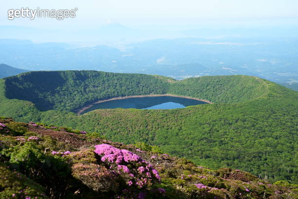 The natural scenery of Onami Pond viewed from Mt. Karakuni 이미지 ...
