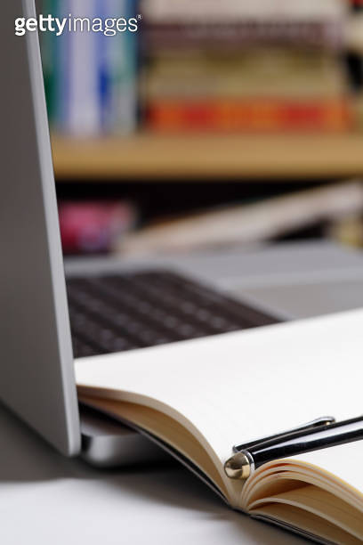 Close up of open notepad and laptop computer at the library 이미지 ...