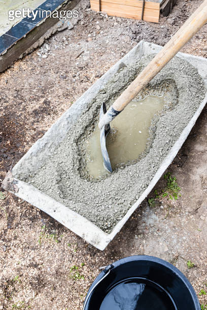 cement, sand and gravel mix in trough outdoors (1482621052) - 게티이미지뱅크