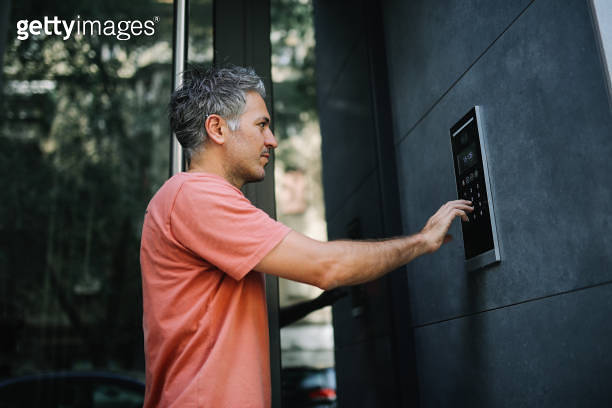 man using the smart building entry system 이미지 (1695538615) - 게티이미지뱅크