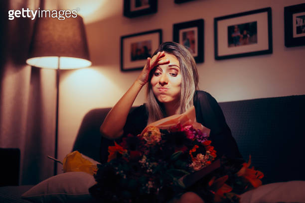 Woman Receiving Unsolicited Gift from her Admirer (1529405522) - 게티이미지뱅크