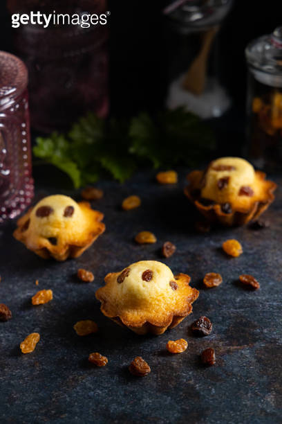 A not too sweet cake packed with raisins. 이미지 (1499439954) - 게티이미지뱅크
