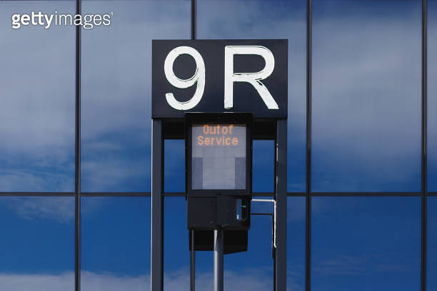 Airside airport terminal gates signage (1716188273) - 게티이미지뱅크