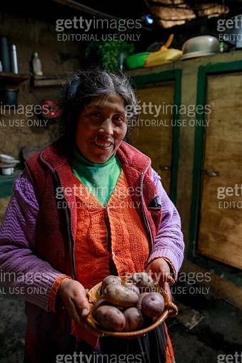 People working, wearing traditional Peruvian dresses 이미지 (1573616899 ...